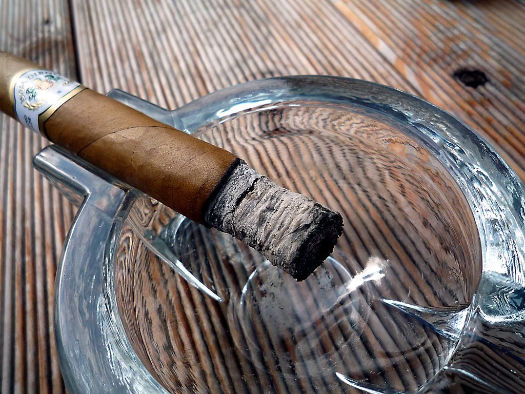 Guide to Long Cigar Ash | Cigar Smoking Guide | Havana House
